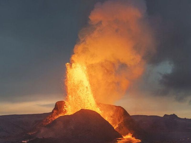 Watch: Lava Jets Shoot 1,000 Feet from Hawaii’s Kīlauea Volcano - Scitke